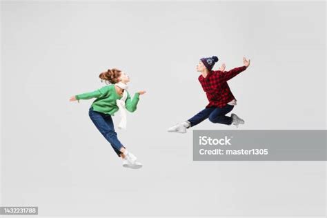 따뜻한 옷과 모자를 쓰고 춤을 추는 발레 댄서들의 창조적 인 초상화 회색 배경에 고립 된 재미 음악 댄스 패션 18 19세에 대한 스톡 사진 및 기타 이미지 Istock