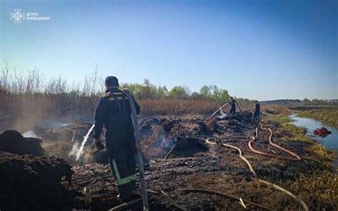 Рятувальники другу добу поспіль ліквідовують торфяну пожежу біля Гостомеля ДСНС