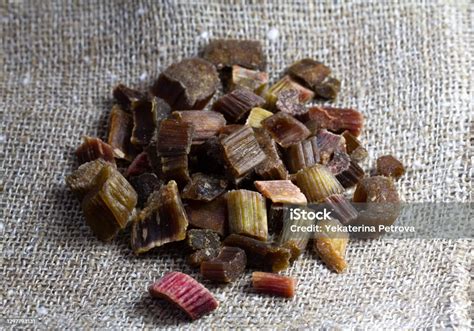 말린 대황 설탕에 절인 과일 캔버스 패브릭 배경에 설탕에 절인 대황 마른 대황 닫기 매크로 사진까지 류 개체 그룹에 대한 스톡 사진 및 기타 이미지 Istock