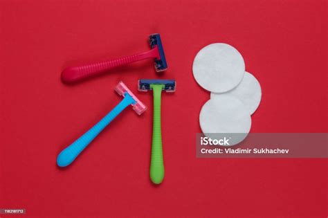 아름다움 은 여전히 생활 미니멀리즘 빨간색 배경에 면 동그라미와 많은 플라스틱 제모기 면도기 뷰티 케어를위한 여성 액세서리 맨 위 보기 0명에 대한 스톡 사진 및 기타