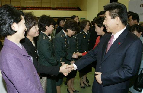 노무현사료관 [2004년 여성계 신년인사회에서 참석자들과 악수하는 노무현 대통령]