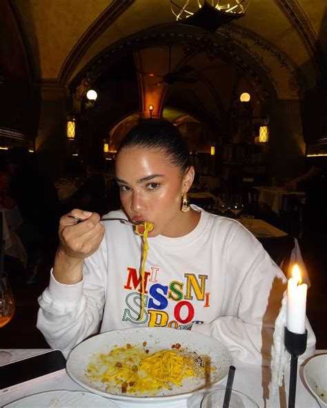 꾸안꾸 코디 여자 맨투맨 후드티 브랜드와 어울리는 스피넬 목걸이 스타일링 네이버 블로그