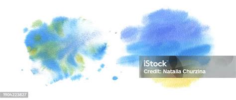 푸른 하늘 청록색 바다 노란 모래가 있는 배경 흐릿하고 부드러운 가장자리와 물보라가 있는 지점 모양입니다 손으로 그린 수채화