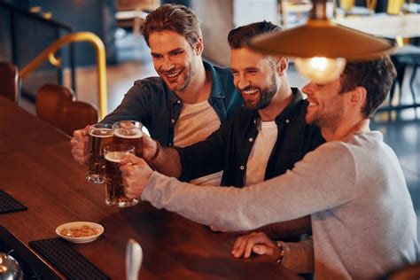 Felices Los Hombres Jóvenes En Ropa Casual Brindando Con Cerveza Y