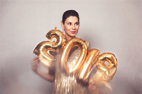 새해 복 많이 받으세요 풍선 축 하 새 해 전 야 파티와 아름 다운 여자 2019와 밝은 빛나는 드레스에서 소녀 미소 골드 번호 풍선 축 하에 재미 감정에 대한 스톡 사진