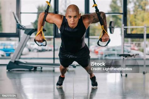 카메라를 보고 하 고 체육관에서 피트 니스 결박에 운동 흑인 운동가 건강한 생활방식에 대한 스톡 사진 및 기타 이미지 건강한 생활방식 근육질 체격 문신 Istock