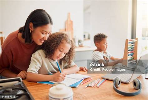 어머니와 함께 교육 학습 및 숙제를 가르치고 딸이 글쓰기 그림 그리기 및 공부를 할 수 있도록 도와줍니다 한부모 자녀가 가정에서의 학업을 통해 가족으로서 유대감 2 3 살에