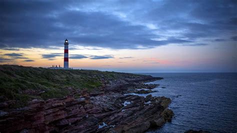 蒙奇·d·路飞红色极简桌面壁纸 极简壁纸