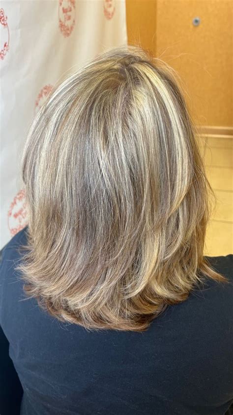 27 Chic And Stylish Feathered Haircuts For Older Women