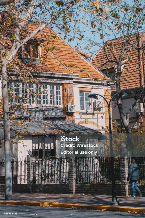 주황색 지붕과 잎이없는 나무가있는 가을의 울타리가있는 2 층 집의 수직 샷 0명에 대한 스톡 사진 및 기타 이미지 0명 2