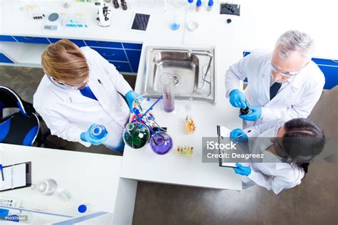 평면도 만들기 3 과학자의 팀 작품의 제작 노트 플라스 크에 화학 물질과 테스트 Labcoats 보호 장비에 모두 Dna에 대한 스톡 사진 및 기타 이미지 Istock