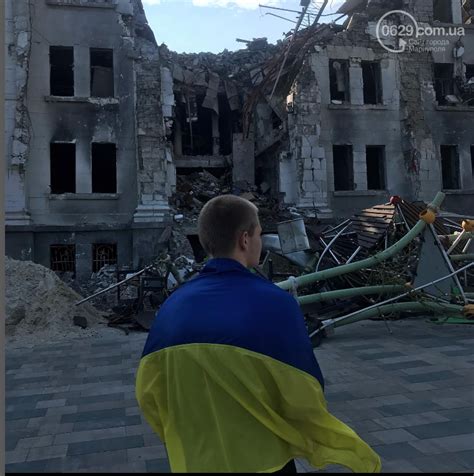 Зеленський подякував хлопцю який вийшов з українським прапором в окупованому Маріуполі Новости