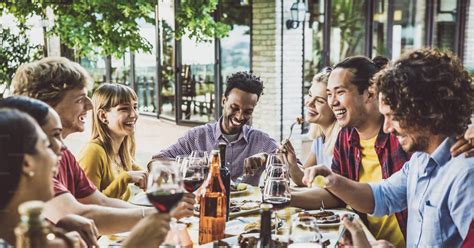 밖에서 바베큐 디너 파티를 하는 행복한 다인종 가족 가든 레스토랑에서 식사하는 친구들 함께 점심 시간을 즐기는 젊은이들 식음료 라이프스타일 컨셉 사진