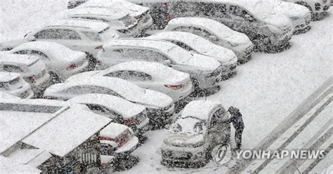 앞이 안 보일 정도로 내리는 폭설