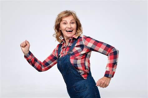 파란색 배경에 고립 된 모자를 타고 재미있는 젊은 귀여운 소녀의 초상화 성년 여자에 대한 스톡 사진 및 기타 이미지 성년 여자 점프 환희 Istock