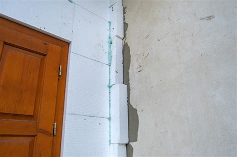 열 보호를 위한 집 외관 벽에 스티로폼 절연 시트를 설치합니다 0명에 대한 스톡 사진 및 기타 이미지 0명 건물 외관 건물 정면 Istock