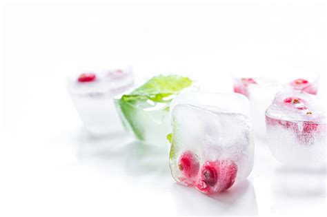 얼음 딸기와 조각 하 고 흰색 바탕에 여름 음료에 대 한 민트 0명에 대한 스톡 사진 및 기타 이미지 0명 가벼운 러시아 Istock