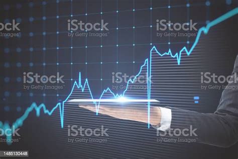 그리드 배경에 파란색 금융 외환 차트가 있는 휴대전화를 들고 있는 사업가의 손을 닫습니다 주식 경제 시장 및 무역 개념 이중