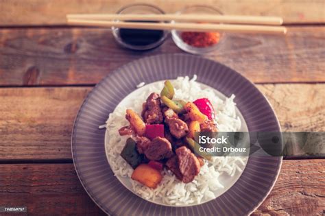 채소와 과일이 포함 된 달 콤 하 고 새 콤 한 돼지고기 쌀과 함께 제공 0명에 대한 스톡 사진 및 기타 이미지 0명 고기