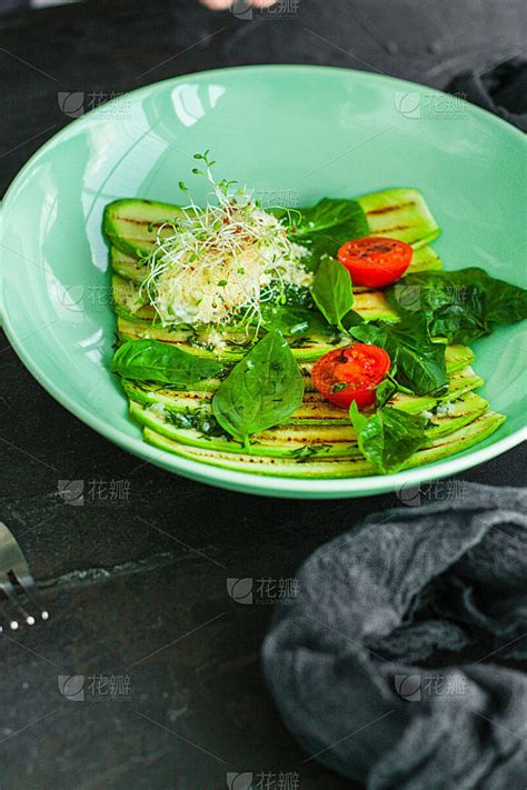 烤西葫芦配番茄奶油芝士酱汁和绿色蔬菜 热沙拉开胃菜 食品的背景本空间