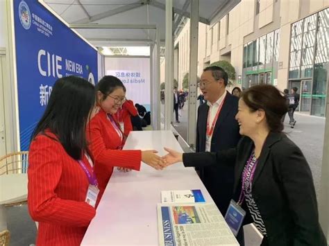 上海进博会会场进口博览会 上海大学校领导走访进博会场馆，为上大“小叶子”加油打气 丫空间