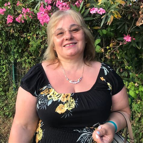 Вечери наред го виждам на това място с книга в ръка