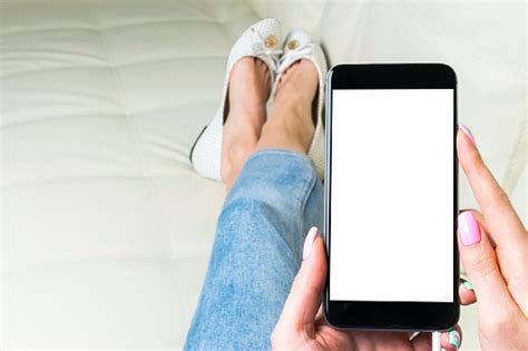 스마트폰 사용 하는 아름 다운 여자의 손 흰색 스마트폰 화면입니다 빈 빈 화면입니다 텍스트에 대 한 빈 공간입니다 격리 된 흰 화면 개성 개념에 대한 스톡 사진 및 기타