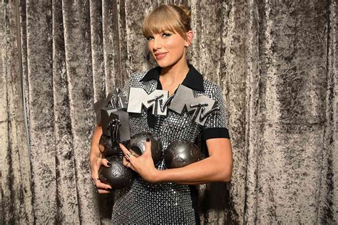 Taylor Swift Wins Big At 2022 Mtv Emas Taking Home 4 Awards