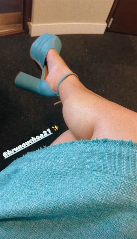 Larissa Manoela Feetforum