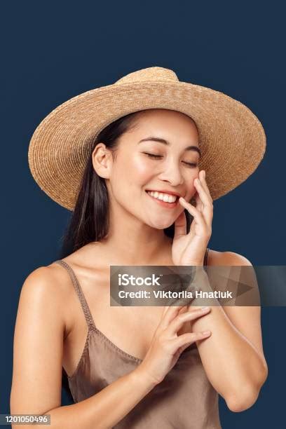 자유형 젊은 여자 에 모자 서 고립 에 푸른 포즈 에 카메라 웃음 행복한 갈색 머리에 대한 스톡 사진 및 기타 이미지 갈색 머리 관광 관광객 Istock