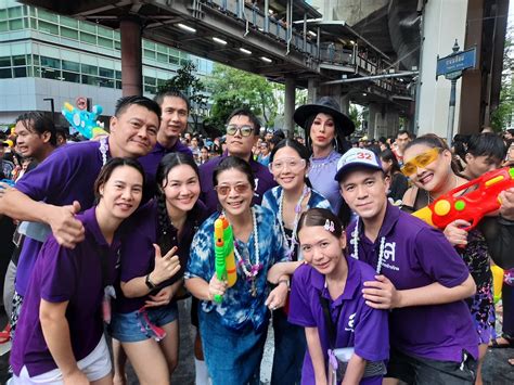 คุณหญิงสุดารัตน์ ควงน้องจินนี่ และทีมไทยสร้างไทย ลุยเล่นน้ำสงกรานต์ ถนนสีลม คนแห่กรี๊ด สาดน้ำกัน