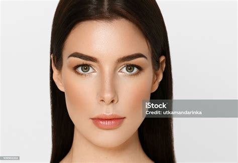 Beautyful 피부 관리 여자 뷰티 개념 건강 한 얼굴 메이크업 여성 모델 초상화 아름 다운 입술 목과 어깨와 스파 모델 소녀 갈색 머리에 대한 스톡 사진 및 기타