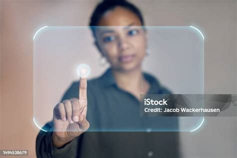 미래 지향적인 홀로그램과 흑인 여성이 미래 기술과 디지털 오버레이 가상 현실에서 버튼에 손가락을 대고 있다 손 생체 인식 보안