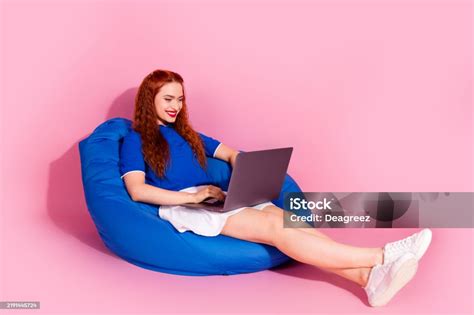 사랑 스럽다 사랑스러운 귀여운 여자 파란색 세련된 옷을 입고 분홍색 배경에 고립 된 참신함을 사용하는 사진 20 24세에 대한 스톡 사진 및 기타 이미지 Istock