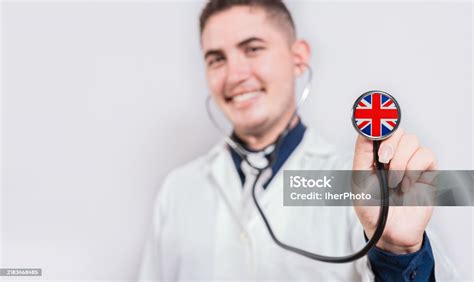 영국 국가 의료 개념 영국 국기와 함께 청진기를 보여주는 웃는 의사 20 24세에 대한 스톡 사진 및 기타 이미지 20 24세 건강관리와 의술 국기 Istock