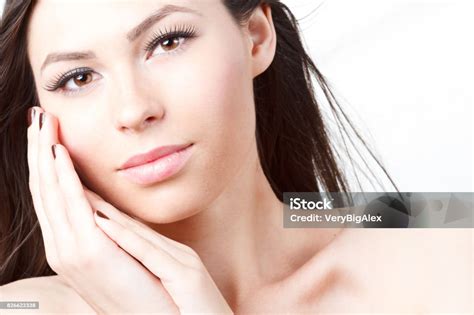 자연 스러운 화장과 긴 스트레이트 머리를 가진 젊은 아름 다운 여자 금발 여자의 근접 촬영 초상화 보 그 스타일 Portait입니다 헤어스타일 스킨케어 화장품 개념 귀여운에