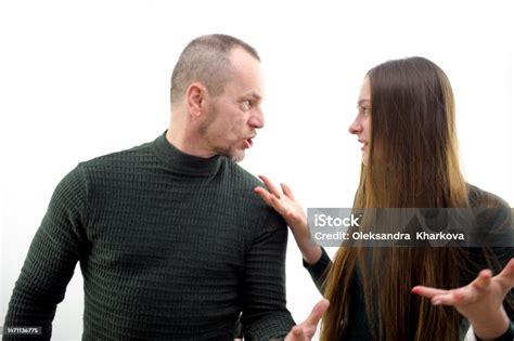 열띤 논쟁 중에 서로 싸우고 소리를 지르는 젊은 부부 관계를 유지하면서 갈등에 직면한 젊은 부부 싸우는 개념입니다 실내 스튜디오 촬영 격리 된 흰색 배경 20 29세에 대한