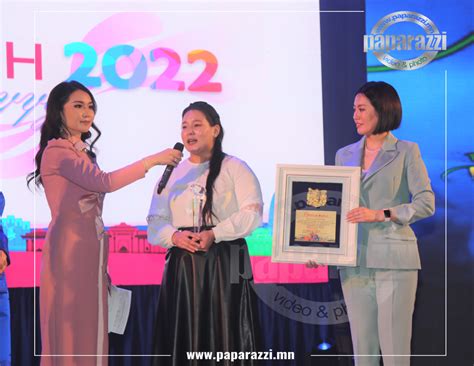 Photo Paparazzi ••• МУГТ М Анхцэцэгийг нийслэлийн шилдэг эмэгтэйгээр өргөмжиллөө