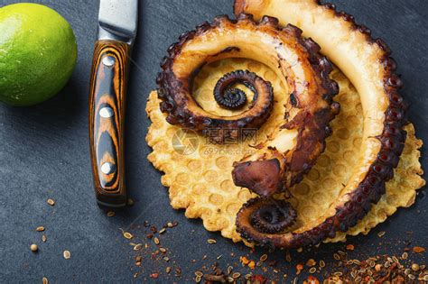 烤触手章鱼配烤蔬菜熟章鱼高清图片下载 正版图片506399288 摄图网