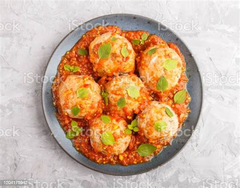 회색 콘크리트 배경에 파란색 세라믹 접시에 토마토 소스 오레가노 잎 향신료와 허브와 돼지 고기 미트볼 상단보기 평평한 평신도 닫기 0명에 대한 스톡 사진 및 기타 이미지