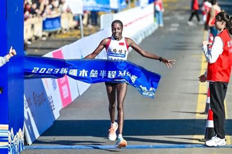 天山净土 养心木垒2023新疆木垒半程马拉松鸣枪开赛 中国网
