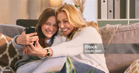 셀카 행복한 가족 스트리밍을 위한 소파의 휴대폰 소셜 미디어 및 프로필 사진 여자 십대 소녀 및 집 거실에서 연결 함께 및 온라인 게시물 또는 업데이트 14 15 살에 대한