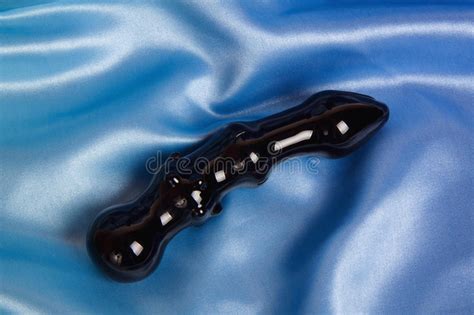 Jouet Noir De Sexe De Prise De Bout Fait De Verre Sur Le Bleu Image Stock Image Du Fond