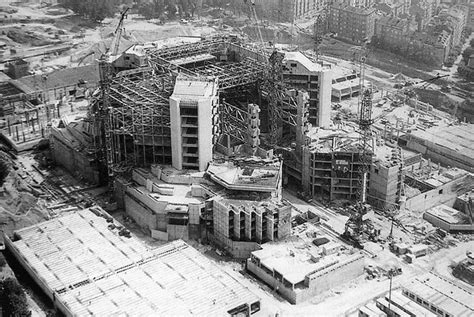 Народен дворец на културата „Людмила Живкова“ на името на Людмила Живкова която дава идеята за