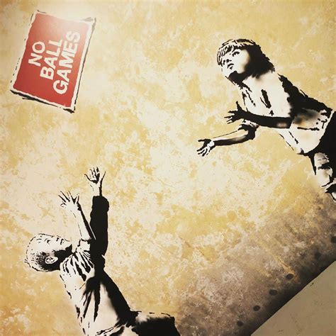 中村祐志さんのインスタグラム写真 中村祐志instagram「他にも沢山の作品を目の前で見てきた。 こういうのが百聞は一見に如かずってやつ。 色々な戦い方があるんだ。 バンクシー