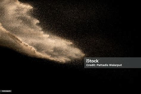 개요 모래 구름입니다 골든 컬러 모래 스플래시 Agianst 어두운 배경입니다 공중에 노란 모래 파리 파입니다 모래 던지고 동결 중지 모션 검은 배경에 폭발 모래에 대한