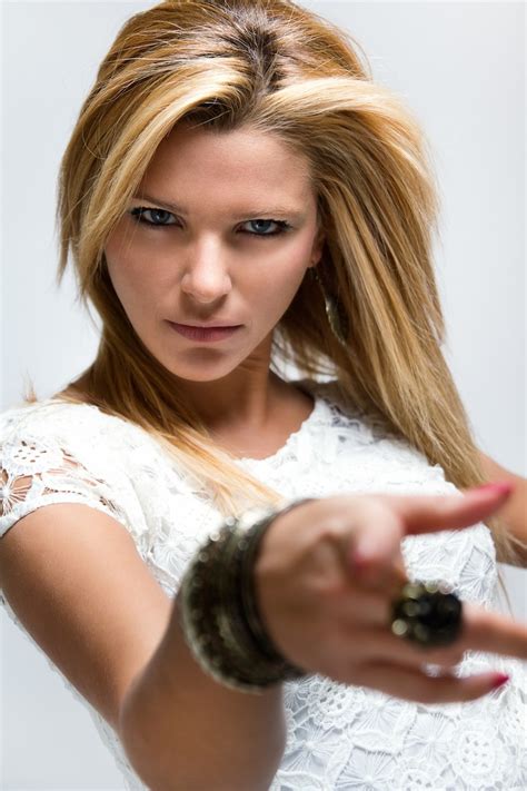 Фотографии на тему «Девушка Раздевается — скачивайте бесплатные изображения высокого качества