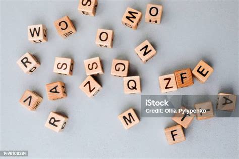 회색 테이블에 검은 글자가 있는 나무 큐브가 닫힙니다 친환경 소재로 만든 큐브 0명에 대한 스톡 사진 및 기타 이미지 0명 갈색 검은색 Istock