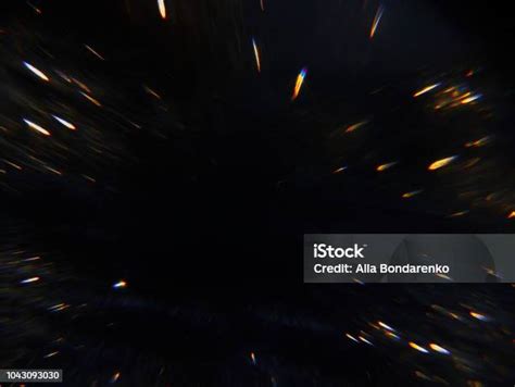 배경 흐리게 조명입니다 개요 Defocused 검은 배경에 금 흰색 빨간색과 노란색 반짝이 텍스처 빛나고 빛나는 눈 효과 0명에 대한 스톡 사진 및 기타 이미지 Istock