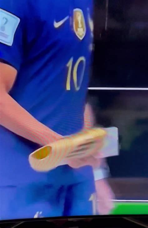 Хөл бөмбөгийн дэлхийн аваргын мэргэн буучийн шагнал хүртэл цом нь хөдөлдөг шүү Иймэрхүү цом